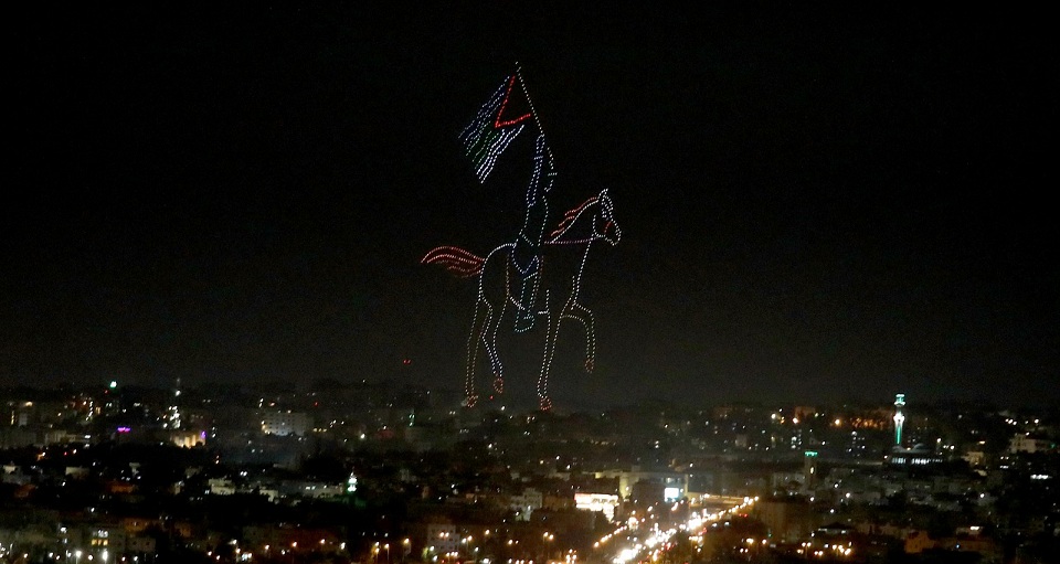 القوات المسلحة تحتفل بالأعياد الوطنية في استعراض جوي لطائرات مسيرة درون ...