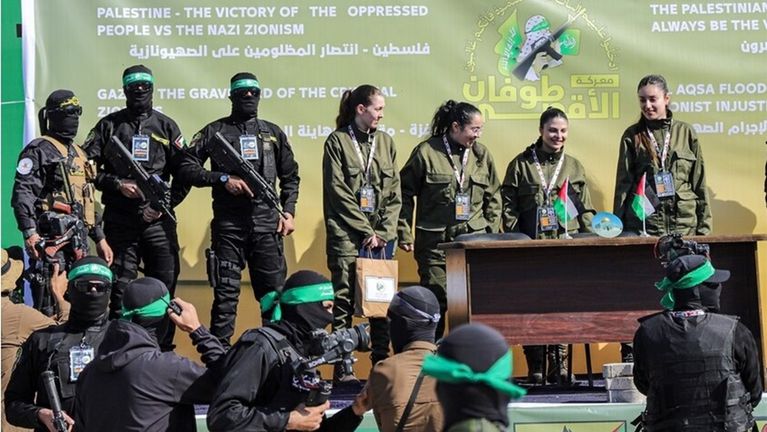 استئناف تبادل الأسرى.. “حماس” تؤكد استمرار الاتفاق وانتهاء الأزمة بشروط ...