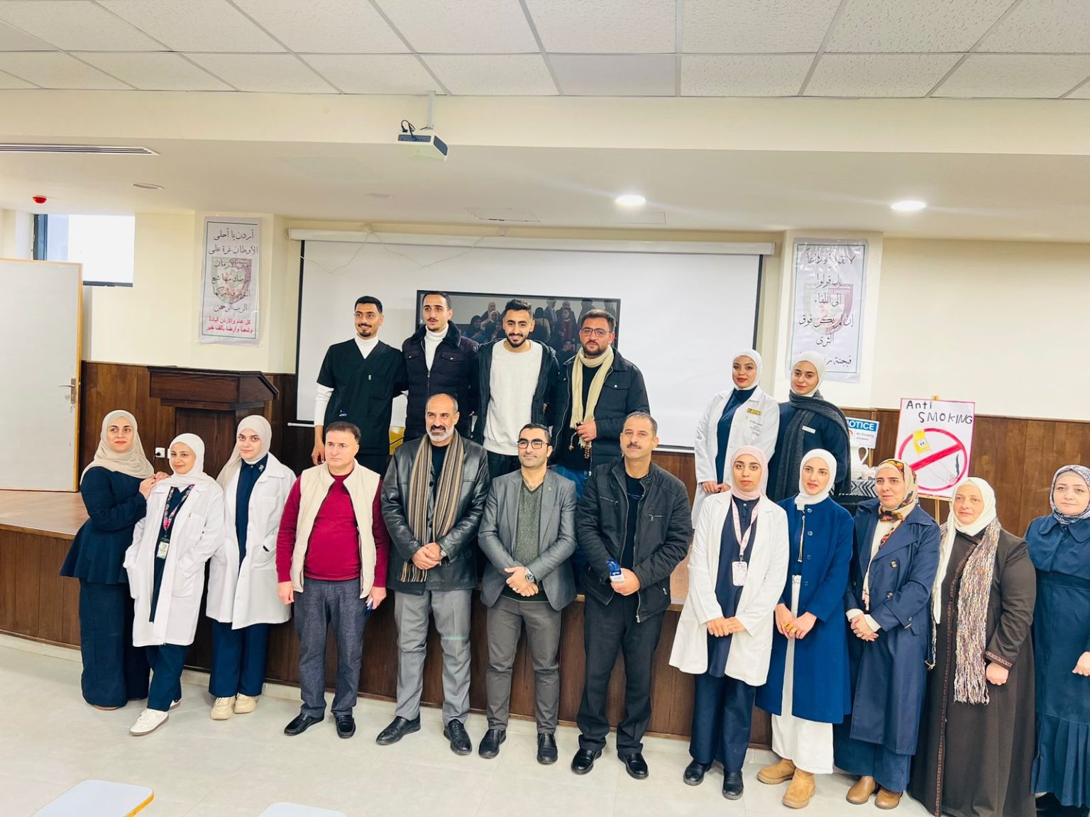 طلبة كلية عجلون الجامعية / التمريض المشارك ينظمون يومًا توعويًا حول ...